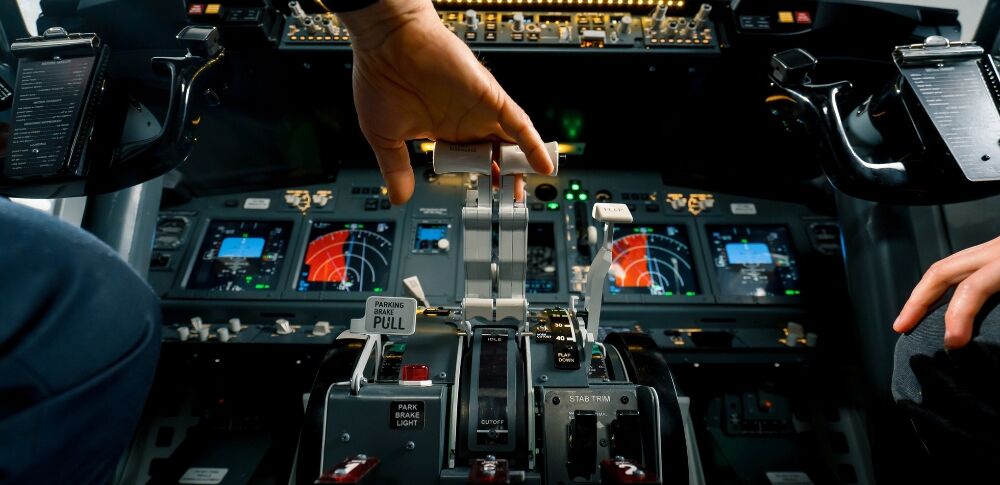 Glass Cockpit vs. Steam Gauges: Which One Should You Learn On?