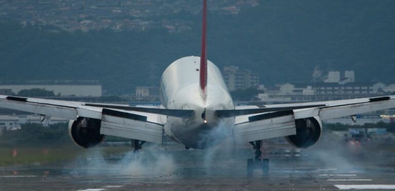 Mastering the Crosswind Landing Technique: Tips for Safer Touchdowns